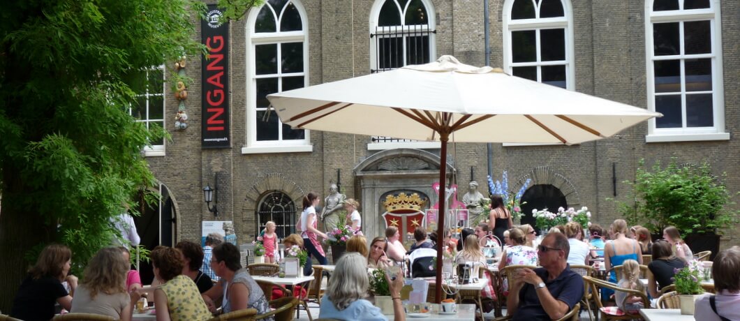 High Tea in de tuin van het Museumcafé Gouda - Reisblog Davides